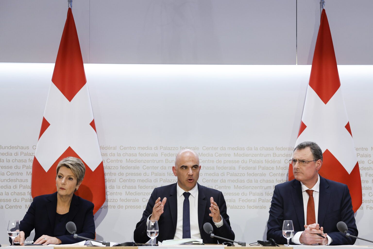 Too big for Switzerland: Will the UBS-CS bank be split up?